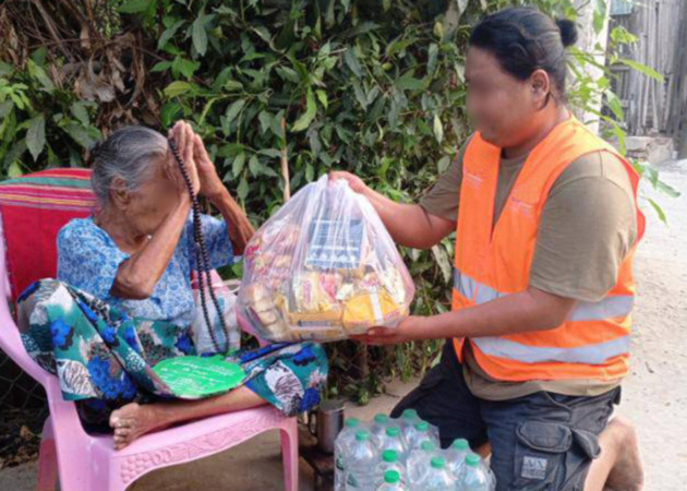 被災者に支援物資を直接配付: ミャンマー地震 | 活動レポート | AAR Japan[難民を助ける会]：日本生まれの国際NGO